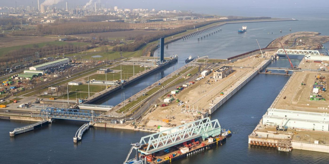Bruggen en deuren Nieuwe Sluis geplaatst. Zijn ze groen of blauw ...