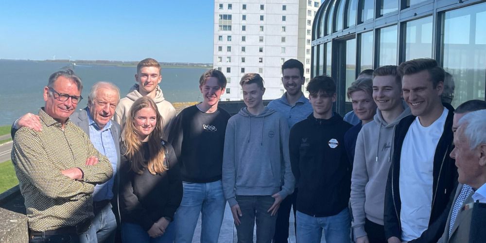 Ontmoeting tussen jeugdwielrenners en wielericonen - Omroep ZVL