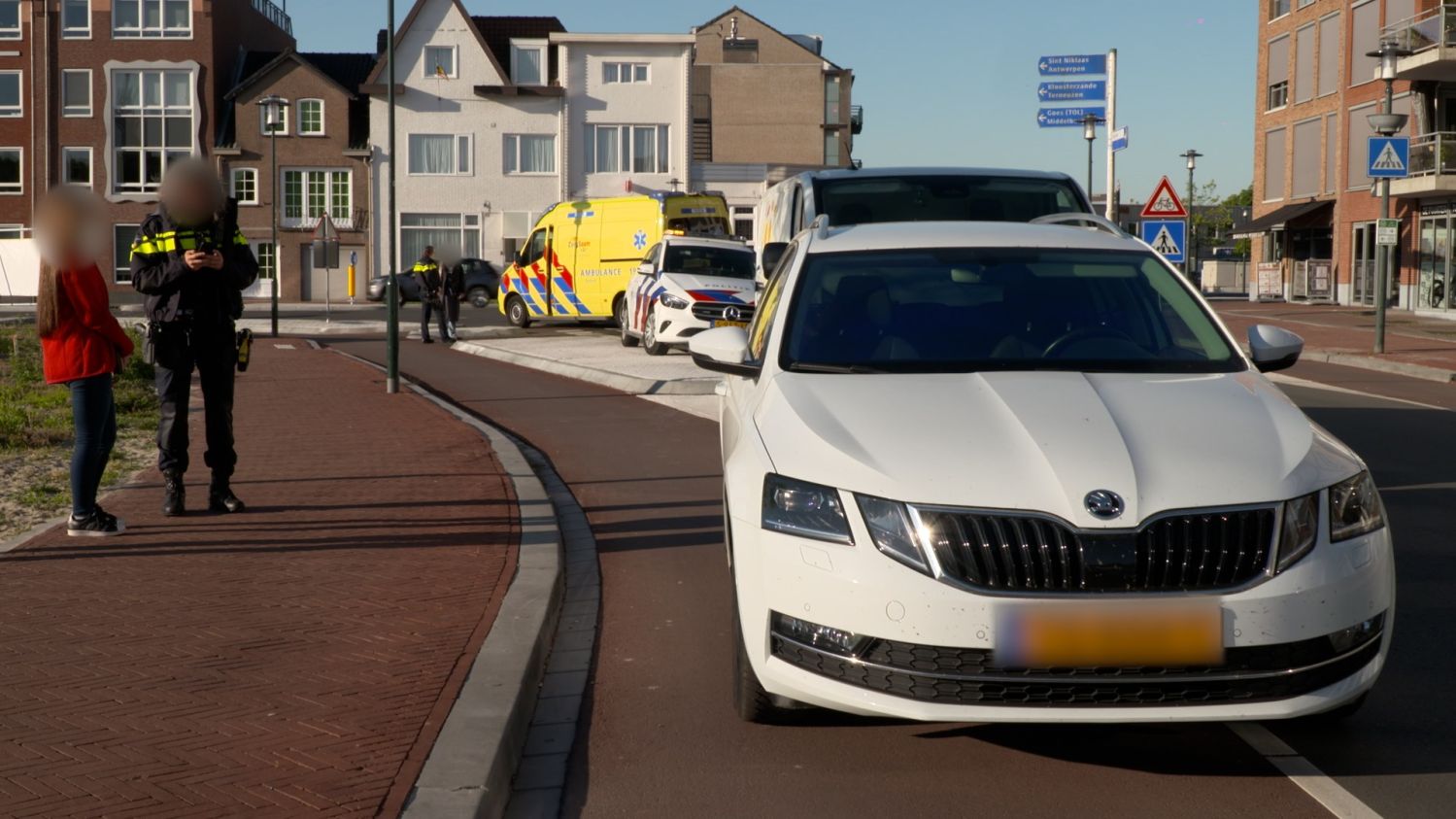 Fietser botst tegen auto op oversteekplaats in Hulst - Omroep ZVL