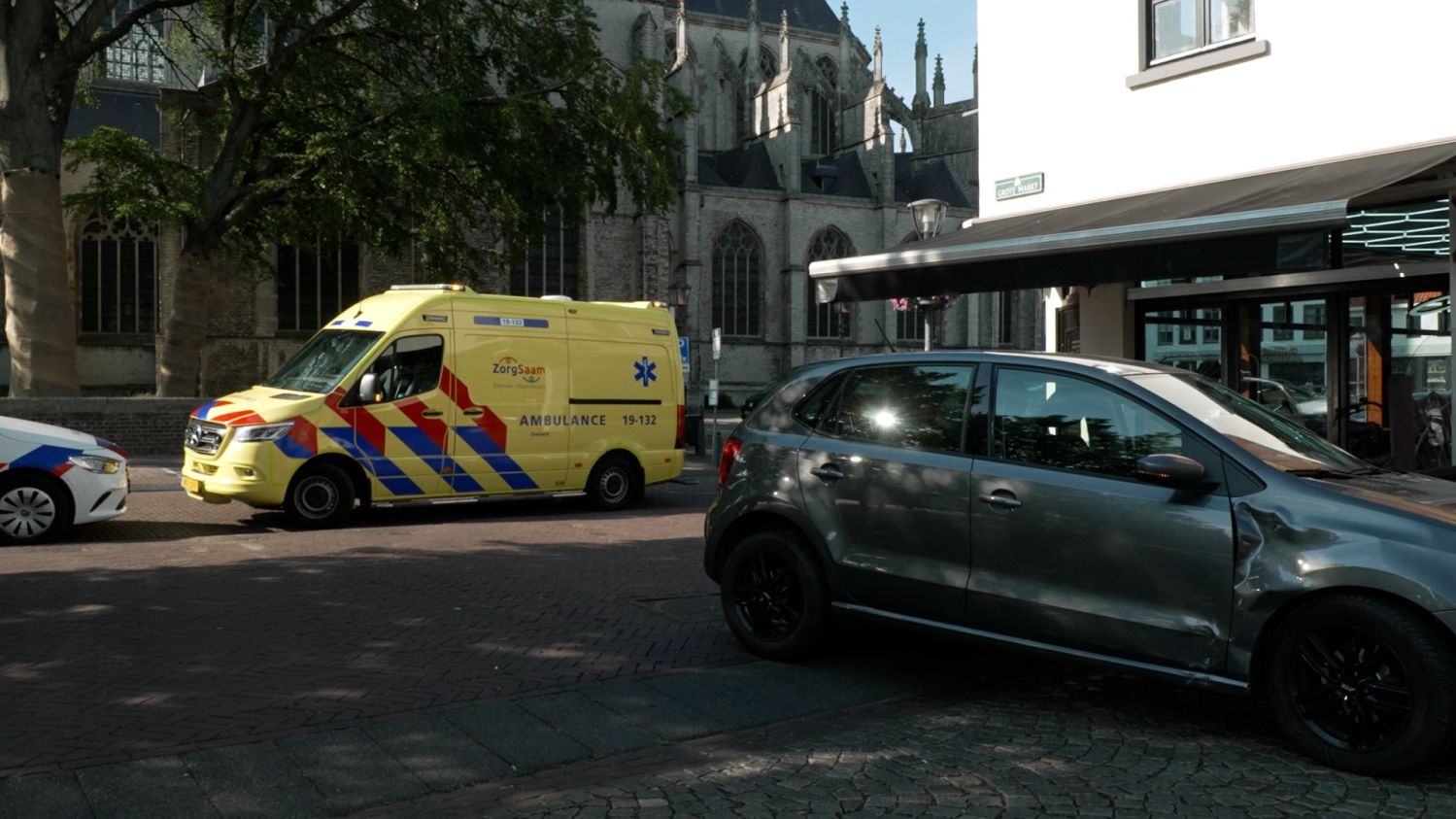 Brommer botst tegen afslaande auto in Hulst - Omroep ZVL