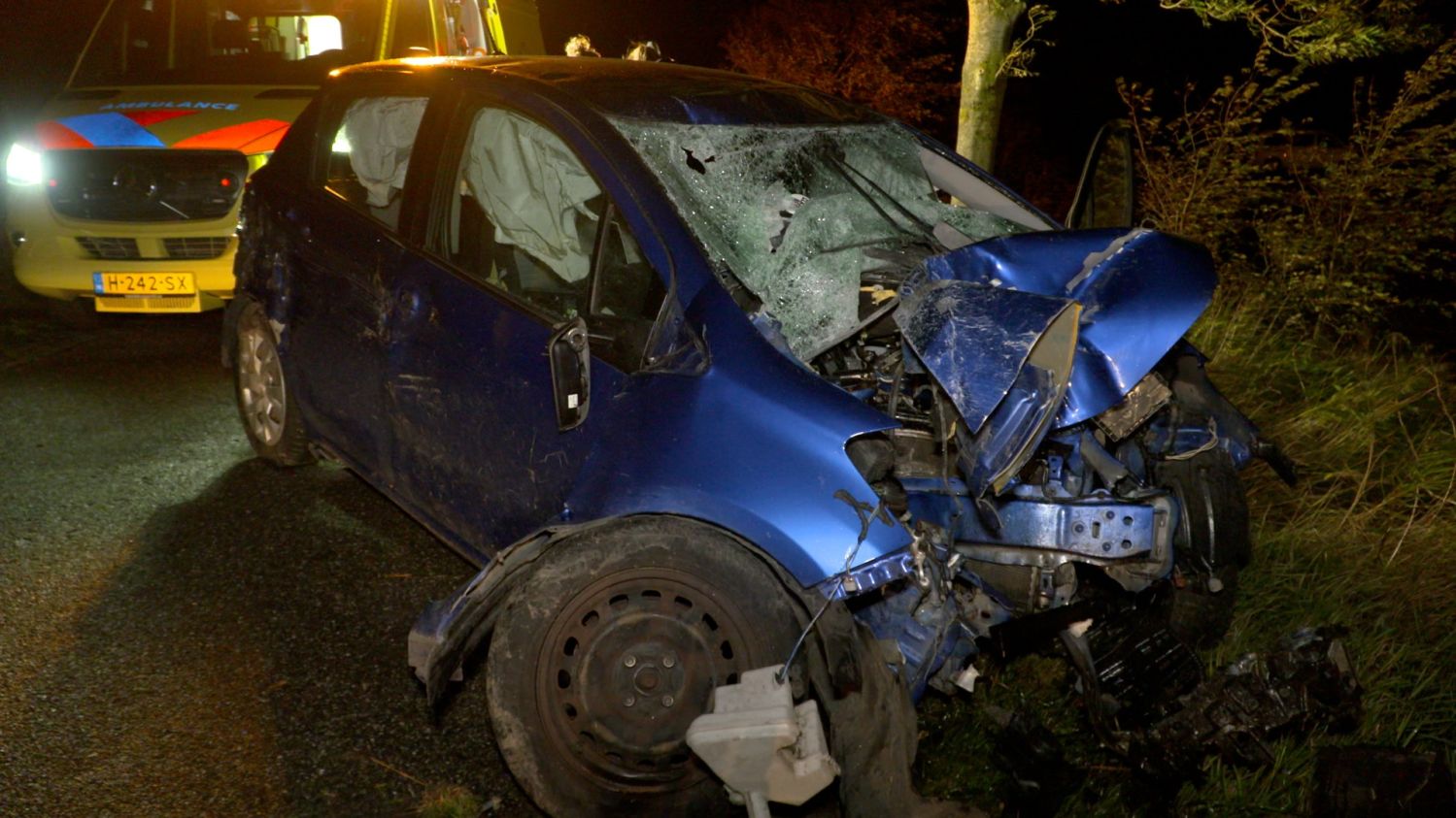 Auto maakt flinke klapper tegen boom Kloosterzande - Omroep ZVL
